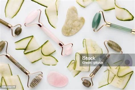 파란색 배경에 석영 얼굴 롤러 안면 스킨 케어 Spa 뷰티 트리트먼트 컨셉마사지 도구 플랫 레이 상단 보기 결정체에 대한 스톡