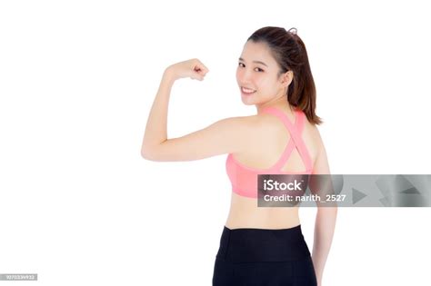 아름 다운 초상화 젊은 아시아 여자 옷을 입고 스포츠 강한 있고 건강과 근육 여자 쇼 팔 뚝 운동과 건강에 대 한 운동으로 흰색