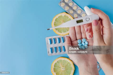 약물 알약 온도계 감기 독감 파란색 배경의 열을 치료하기위한 전통 의학 면역 유지 보수 계절 성 질병 맨 위 보기 의학 플랫