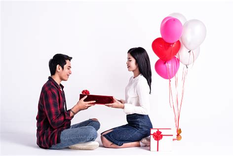 잘 생긴 남자에 빨간 선물 상자를 주는 아름 다운 여자 미소와 행복 한 느낌 화려한 발롱 오른쪽에 넣어 개념에 대한 스톡 사진
