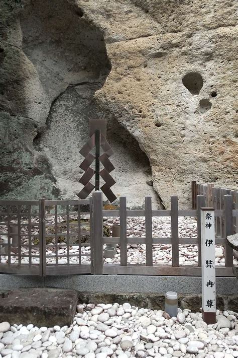 花の窟神社｜⛩花の窟神社｜三重県熊野市 八百万の神