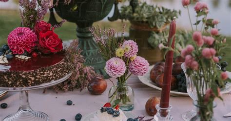 꽃으로 가득 찬 접시와 꽃병이 놓인 테이블 사진 Unsplash의 초 이미지