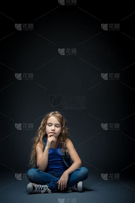 儿童 垂直画幅 学龄前 学龄前儿童 小的 童年 人 生活方式 背景分离 白人