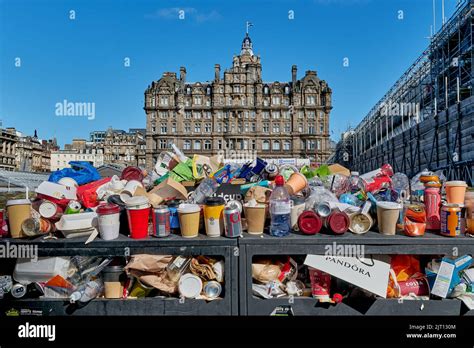 Edinburgh Scotland UK 27 August 2022 Bins Overflow With Litter In The