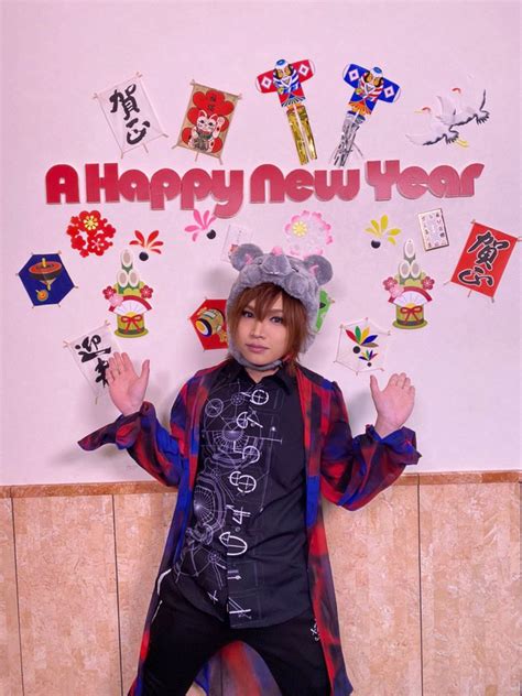 ゴールデンボンバーの鬼龍院翔さんが6年ぶりにツイッターを始めるも、一番最初にフォローしたアカウントがやたら際立ってる Togetter