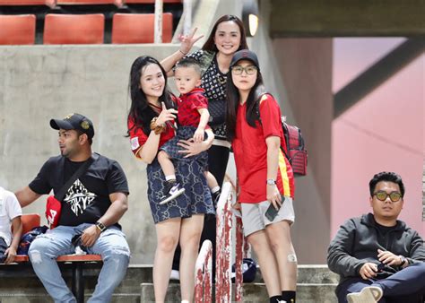 Không Phải Hòa Minzy đây Là Nữ Cổ động Viên Việt Nam Gây Sốt Sân Vận