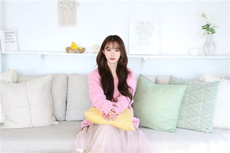 🎁 꿈둥이 사진 보고 가세요 수아 의 커버 영상 셀카 비하인드 공개‼️ 뽀야🐥의 감미로운 목소리🎶를 듣고 싶으시다면⁉️ ⬇