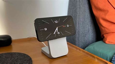 Chế độ StandBy trên iOS 17 là gì Cách bật để thành lịch đồng hồ