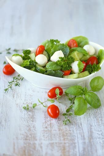 토마토 오이 모 짜 렐 라 파 슬 리 흰색 초라한 나무 배경에 흰색 컵 바 질 샐러드 채식 메뉴입니다 채식주의 음식 0명에 대한