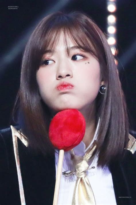 Ahn Yujin 안유진 アンユジン Anyujin Izone アイズワン 아이즈원 Tóc đẹp Tóc Dép