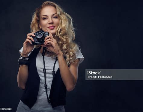 여성 사진 작가 콤팩트 카메라와 함께 사진을 찍고입니다 곱슬 머리에 대한 스톡 사진 및 기타 이미지 곱슬 머리 관능 디지털 일안 반사식 카메라 Istock
