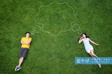 年轻情侣在草地上做白日梦 蓝牛仔影像 中国原创广告影像素材