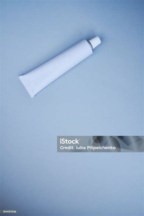 약물 또는 화장품 브랜딩을 위한 세련된 금속 튜브 크림 젤 스킨 케어 치약 색깔 있는 배경에 화장품 병을 위한 콘테이너 미니멀리즘 건강관리와 의술에 대한 스톡 사진 및 기타