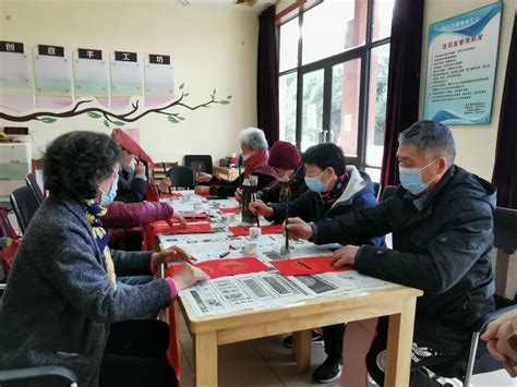 迎新送福写春联，翰墨飘香添年味