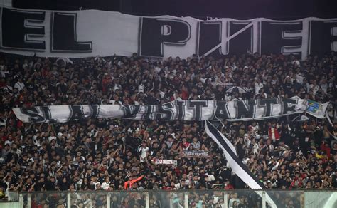 Hincha De Colo Colo Denuncia Brutal Caída En Un Agujero Del Monumental