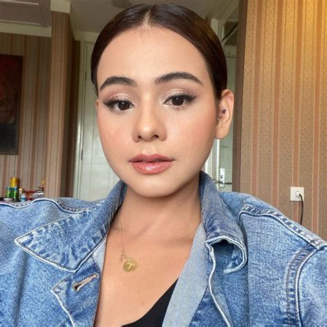 9 Gaya Makeup Ala Sahila Hisyam Tampil Flawless Dan Glowing