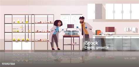 นักวิทยาศาสตร์คู่ถือหลอดทดลองกับตัวอย่างเลือดแอฟริกันอเมริกันหญิงในเครื่องแบบโดยใช้เค ภาพประกอบ