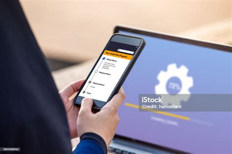 온라인 쇼핑 개념입니다 Hijab 여자 노트북 배경 업데이트 설치 화면에 스마트폰 온라인 쇼핑 애플 리 케이 션을 들고 검색에 대한 스톡 사진 및 기타 이미지 Istock