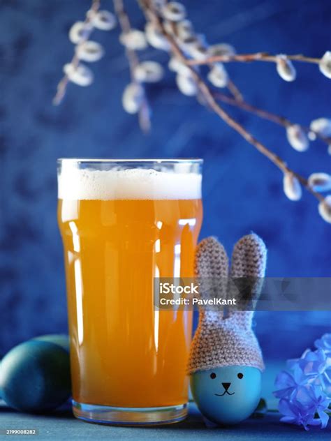 부활절 맥주 버드 나무 가지와 함께 푸른 배경 귀가 있는 모자에 부활절 달걀 0명에 대한 스톡 사진 및 기타 이미지 0명 Ale 개념 Istock