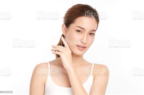 흰색 배경에 깨끗한 신선한 피부를 가진 아름다운 젊은 아시아 여성 얼굴 관리 얼굴 치료 화장품 아름다움과 스파 아시아 여성 초상화 20 24세에 대한 스톡 사진 및 기타