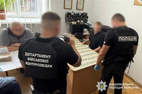 Поліція За 10 000 доларів тернополянин обіцяв знайомому організувати незаконне переправлення