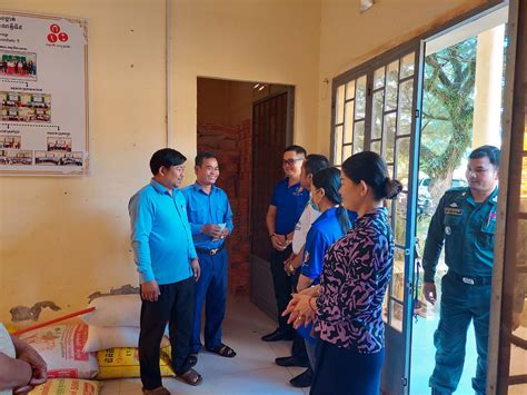 លោក សុខ ចំរើន តំណាងអោយលោក ម៉ៃ ទិត្យ នាយកផ្នែកលក់ភូមិមួយភ្នាក់ងាររបស់ក្រុម