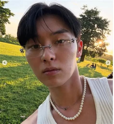 Momen Choi Hyun Wook Liburan Di Bali Gayanya Santai Bak Warga Lokal