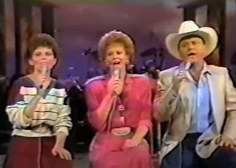 What Came Next For Reba Mcentire After Her Divorce Crafthought
