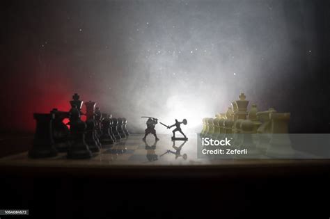 기병대와 보병 체스판에 중세 전투 장면 체스 보드 게임 개념 사업 아이디어와 경쟁 전략 아이디어의 체스 어두운 배경에 인물 The Crusades에 대한 스톡 사진 및 기타