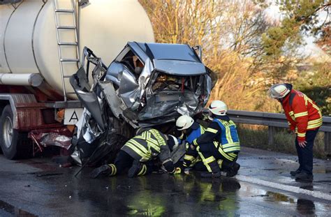 Schwerer Unfall auf der A5 Familie unter den Opfern Baden Württemberg