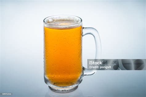 얼음 조각이 물 잔에 떨어졌습니다 맑은 유리에서 물이 튀었다 신선한 개념 가득 찬에 대한 스톡 사진 및 기타 이미지 가득 찬 광물질 기포 Istock