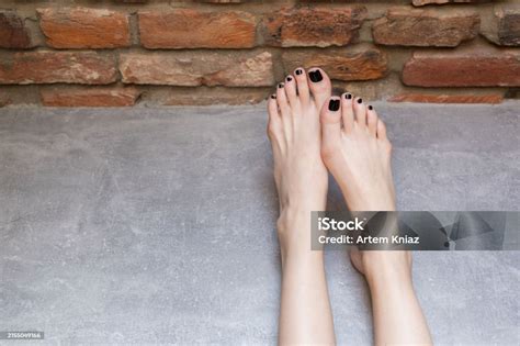 블랙 페디큐어 여성 발 부드러운 피부 웰빙 장면 로프트 홈 인테리어 디자인 로컬 클로즈업 질감 회색 테이블과 벽돌 벽 벽지 배경