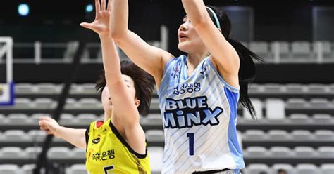 박하나뱅크슛으로 넣는다 사진