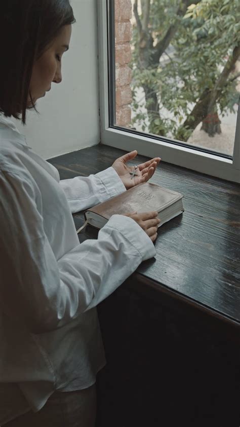 有关上帝 休閒 信仰 信任 側面圖 咖啡色頭髮的女人 哀思 嚴肅 圣书 圣经 在家 坐 基督教 天主教 女人