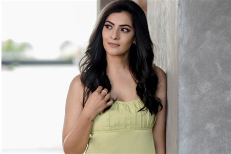 ஹோட்டல்ல மீட் பண்ண கூப்பிட்டார் ஆவேசமாக பேசிய வரலட்சுமி