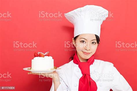 딸기 쇼트케이크를 들고 있는 일본 여성 페이스트리 셰프 달콤한 음식에 대한 스톡 사진 및 기타 이미지 달콤한 음식 동양인 딸기 쇼트 케이크 Istock