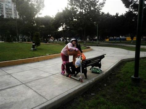 Madre E Hija Disfrutando De Un D A En El Parque Structures Sidewalk
