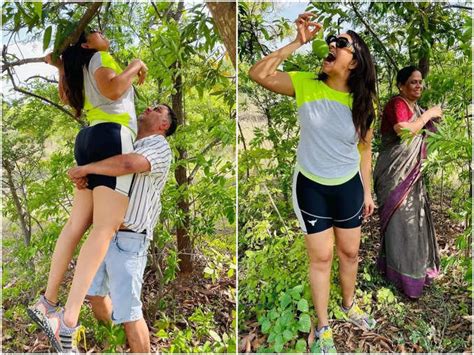 తోటలో మామిడి కాయలు కోస్తున్న అనసూయ ఓ లుక్కేయండి