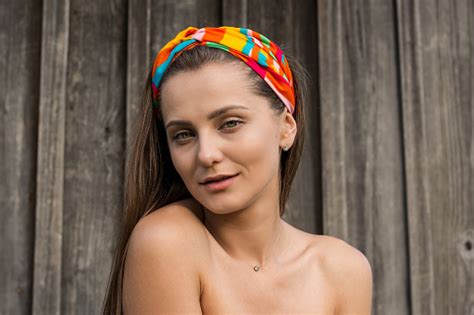 Портрет Красивой Молодой Женщины В Ярком Платке На Голове И С Голыми Плечами На Лугу На Закате