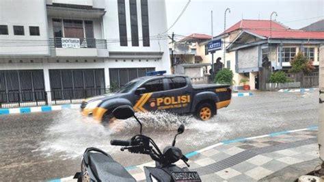 Hujan Guyur Kota Kupang Sejak Pagi Jalan Jenderal Sudirman Depan