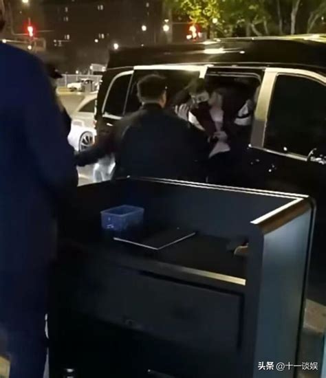 王思聰現身夜店排場大，身邊多位保鏢護航，粉絲圍觀拍照好熱鬧 每日頭條