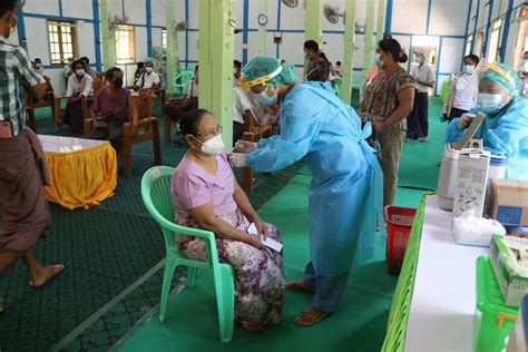 ပခုက္ကူမြို့နယ်တွင် စေတနာ့ဝန်ထမ်း ၆၉ ဦးအား ကိုဗစ် ၁၉ ကာကွယ်ဆေး ဒုတိယအကြိမ် ထိုးနှံပေး