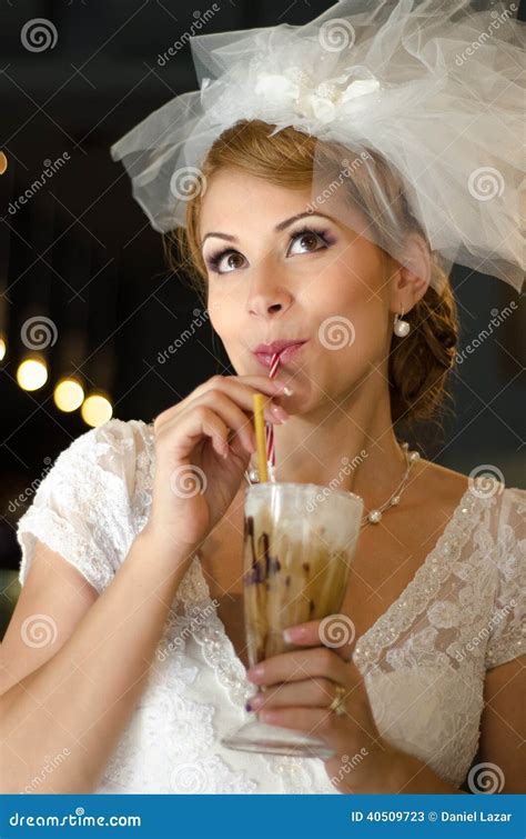 Novia Con La Paja Imagen De Archivo Imagen De Mujer 40509723