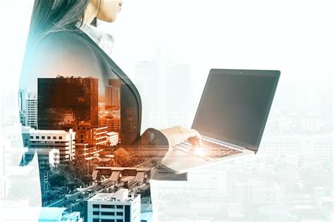 Silueta De Mujer De Negocios Con Laptop Foto Premium