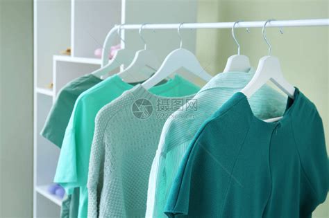 更衣室里放着干净女衣服的架子高清图片下载 正版图片504342086 摄图网