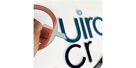 Lettres en plexiglas en relief personnalisées et sur mesure