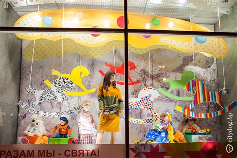 ГУМ и ЦУМ обновили витрины к 8 марта: как это было в 2014 году ...
