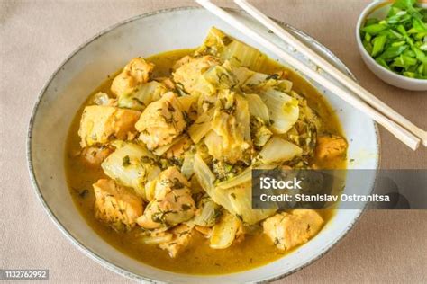큰 그릇에 양배추와 카레 소스가 들어간 닭고기와 젓가락태국 요리 갈비 한국 음식에 대한 스톡 사진 및 기타 이미지 갈비 한국 음식 건강한 생활방식 고기 Istock