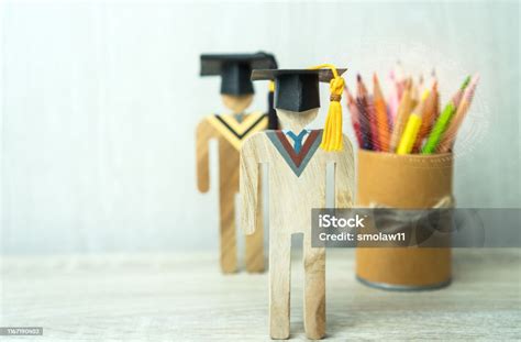 교육 학습 개념 해외 유학을위한 대학 지식 성취 대체 학습 아이디어 모델 졸업 축 하 연필 상자 기어 레이더 Hud 배경 학교로