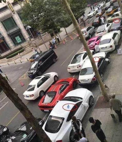 大学门口的豪车不放水了，直接放二维码了，接客女生依旧不断 新浪汽车